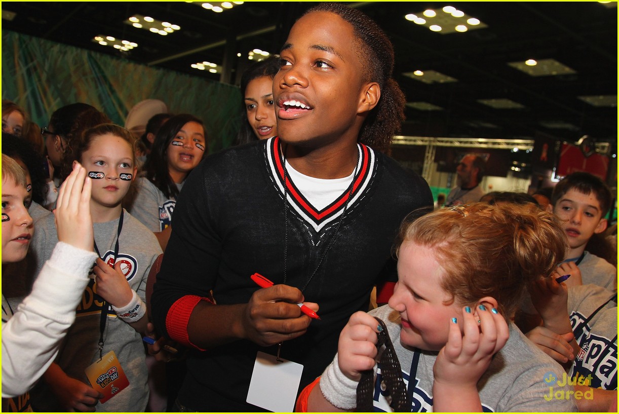 Leon Thomas: Super Bowl Kids Day! | Photo 458068 - Photo Gallery | Just ...