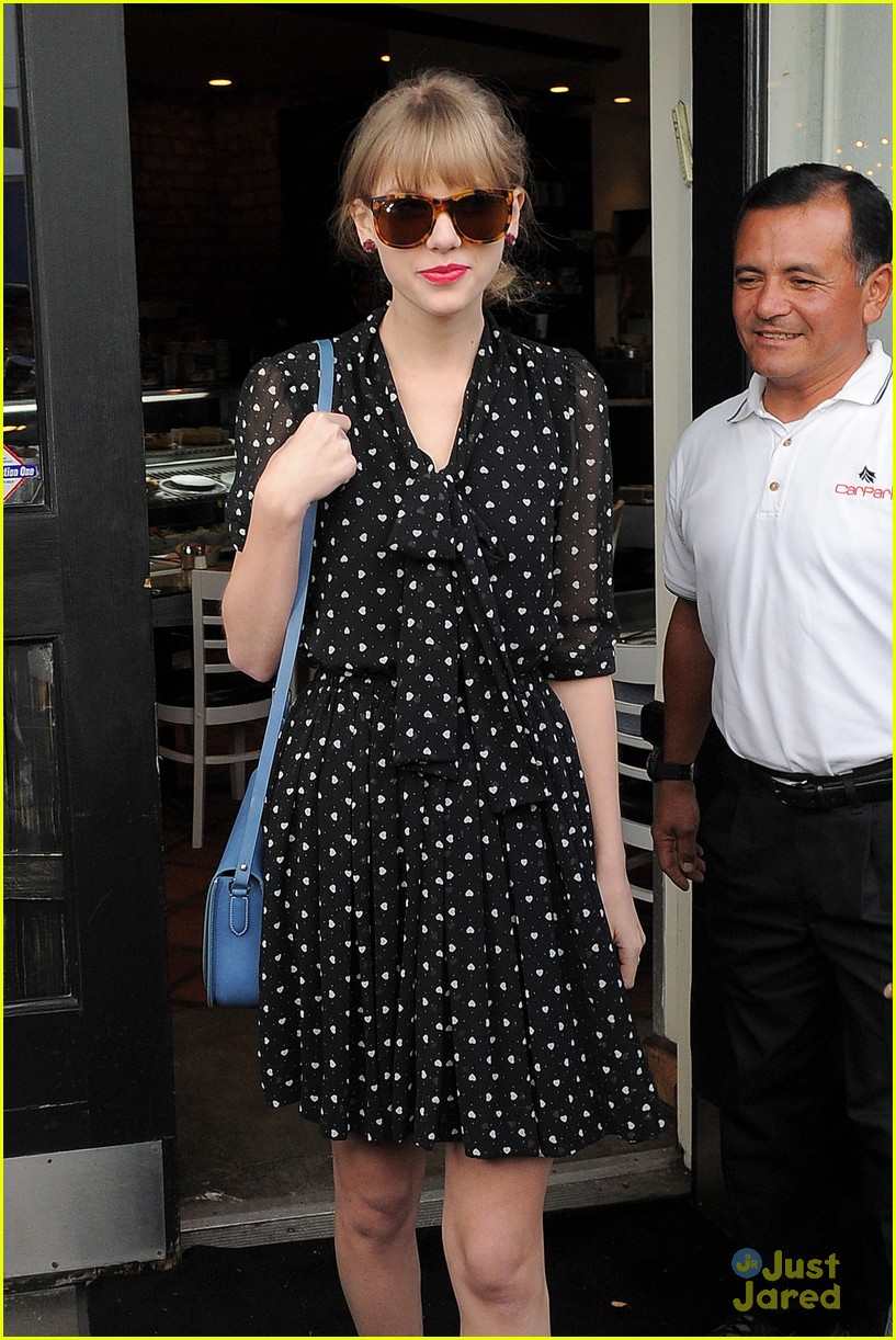 Taylor Swift: 'Dying' To See Footage from The Hunger Games | Photo ...