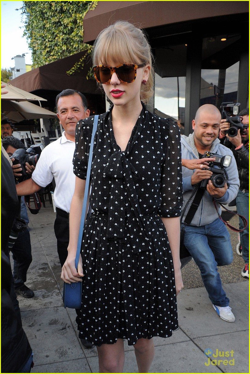 Taylor Swift: 'Dying' To See Footage from The Hunger Games | Photo ...