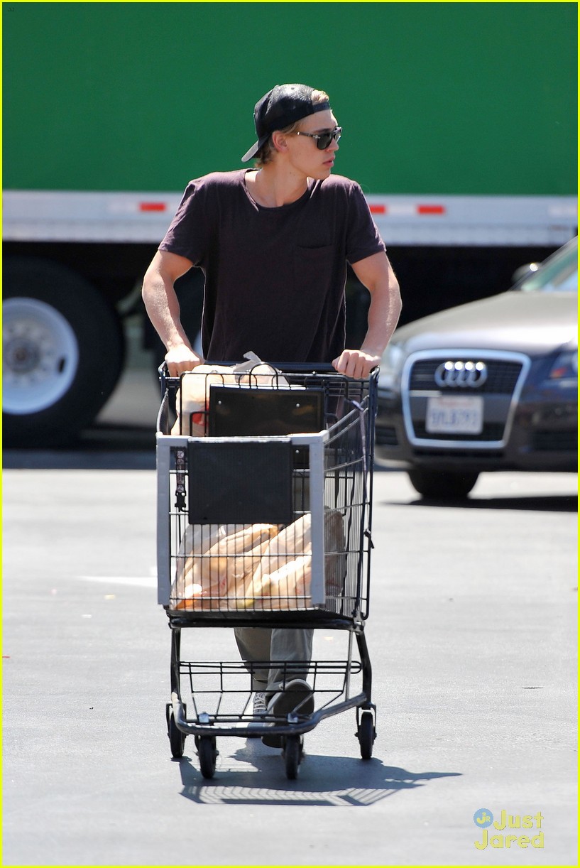 Austin Butler Grabs Groceries | Photo 474038 - Photo Gallery | Just ...