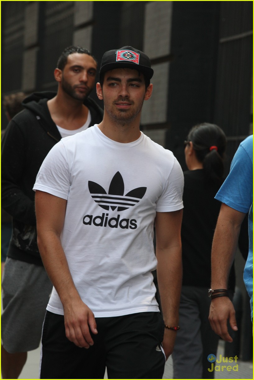 Joe Jonas: Cole Haan Shoe Shopper | Photo 473254 - Photo Gallery | Just ...