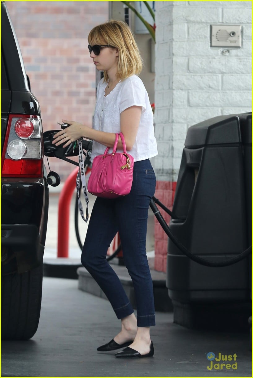 Emma Roberts: Pink Purse at the Pump | Photo 481765 - Photo Gallery ...