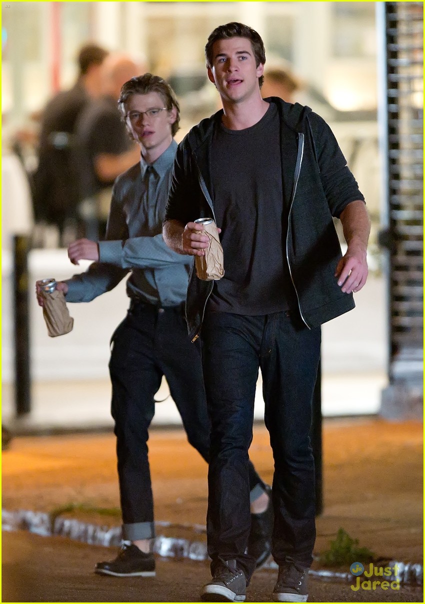 Liam Hemsworth & Lucas Till: 'Paranoia' Night Shoots | Photo 485878 ...