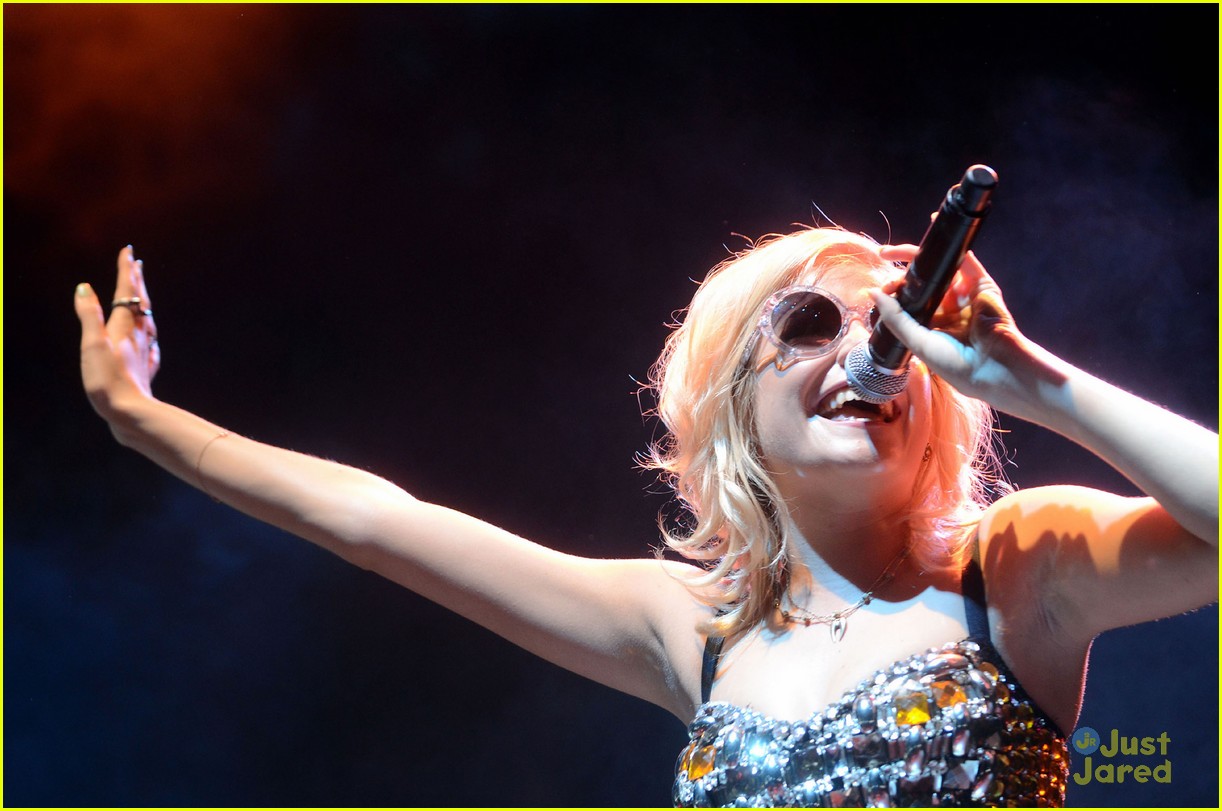 Pixie Lott: V Festival Fun | Photo 489170 - Photo Gallery | Just Jared Jr.