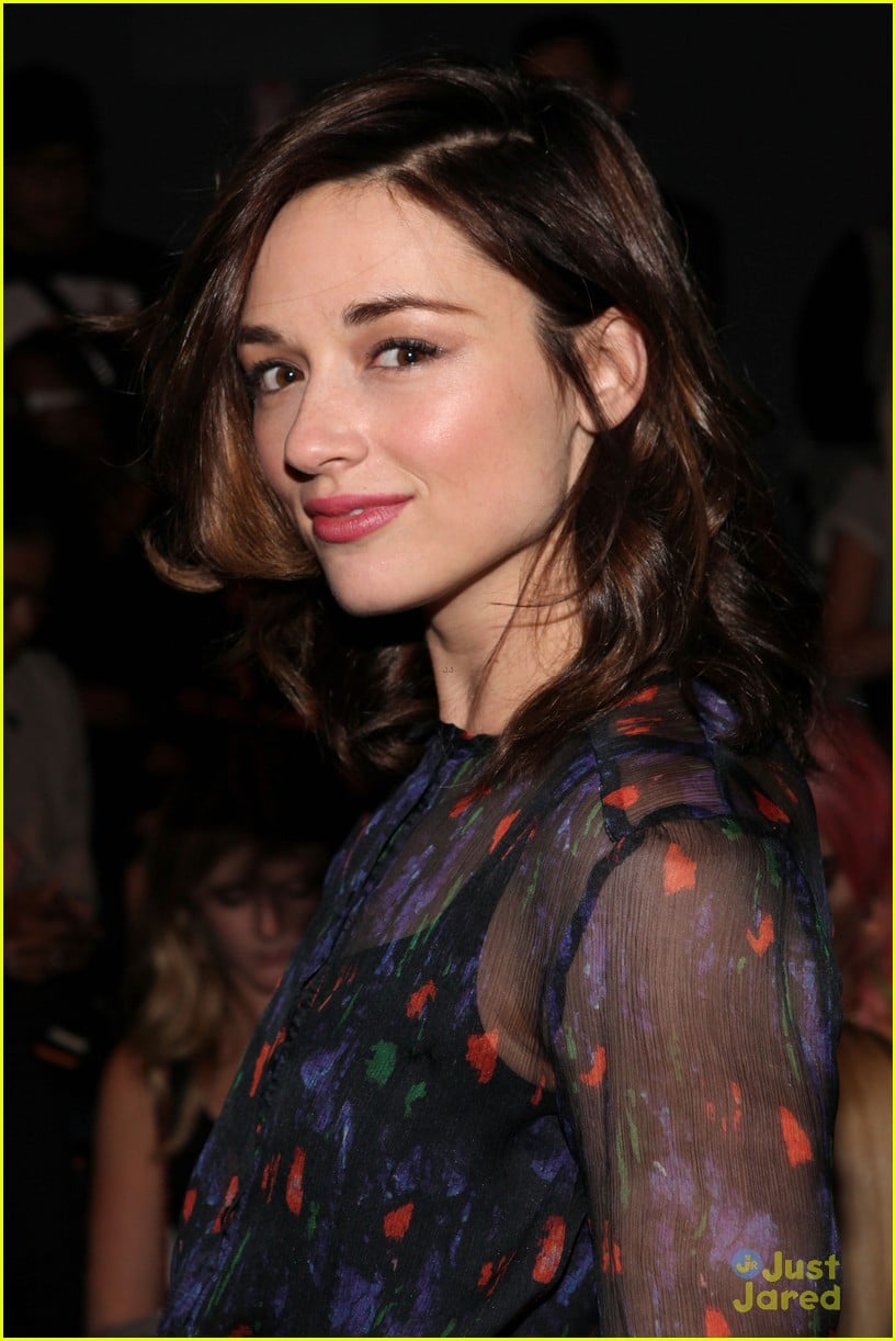 Crystal Reed: Emerson Spring Fashion Show | Photo 493854 - Photo ...