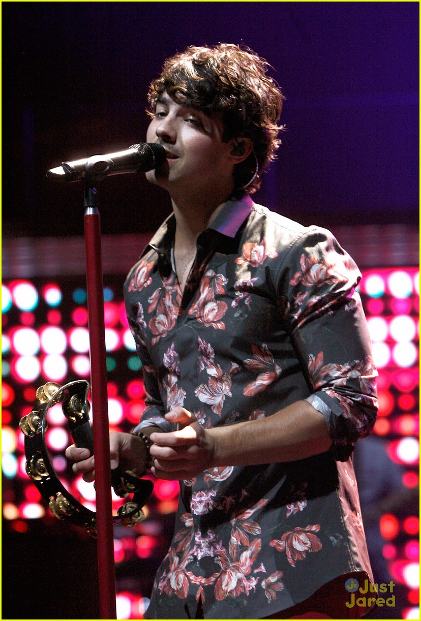 Jonas Brothers Debut New Songs at Radio City Music Hall! | Photo 501873 ...