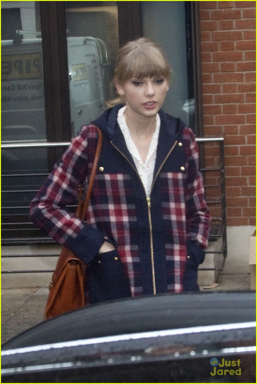 Taylor Swift Performs on UK's X Factor | Photo 500275 - Photo Gallery ...