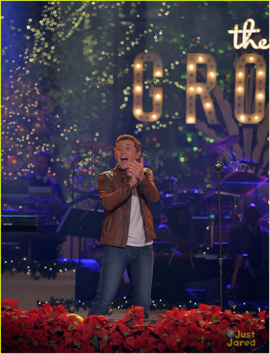Scotty McCreery & Phillip Phillips: Grove Tree Lighting Ceremony ...