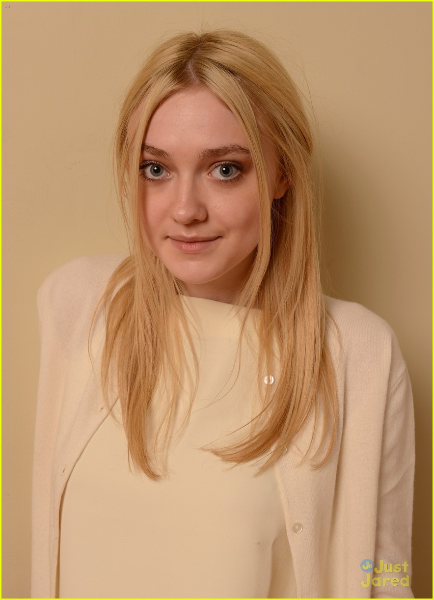 Dakota Fanning & Elizabeth Olsen: 'Very Good Girls' Portraits at ...