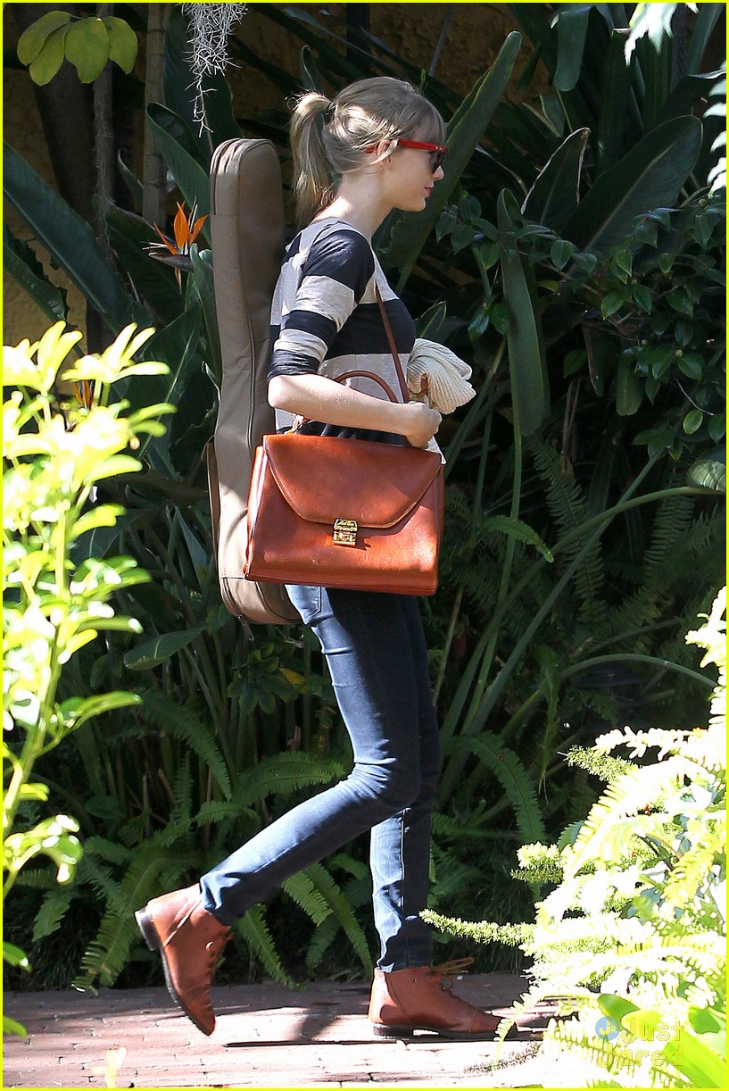 Taylor Swift: Back In The Studio After BRIT Nomination | Photo 523047 ...