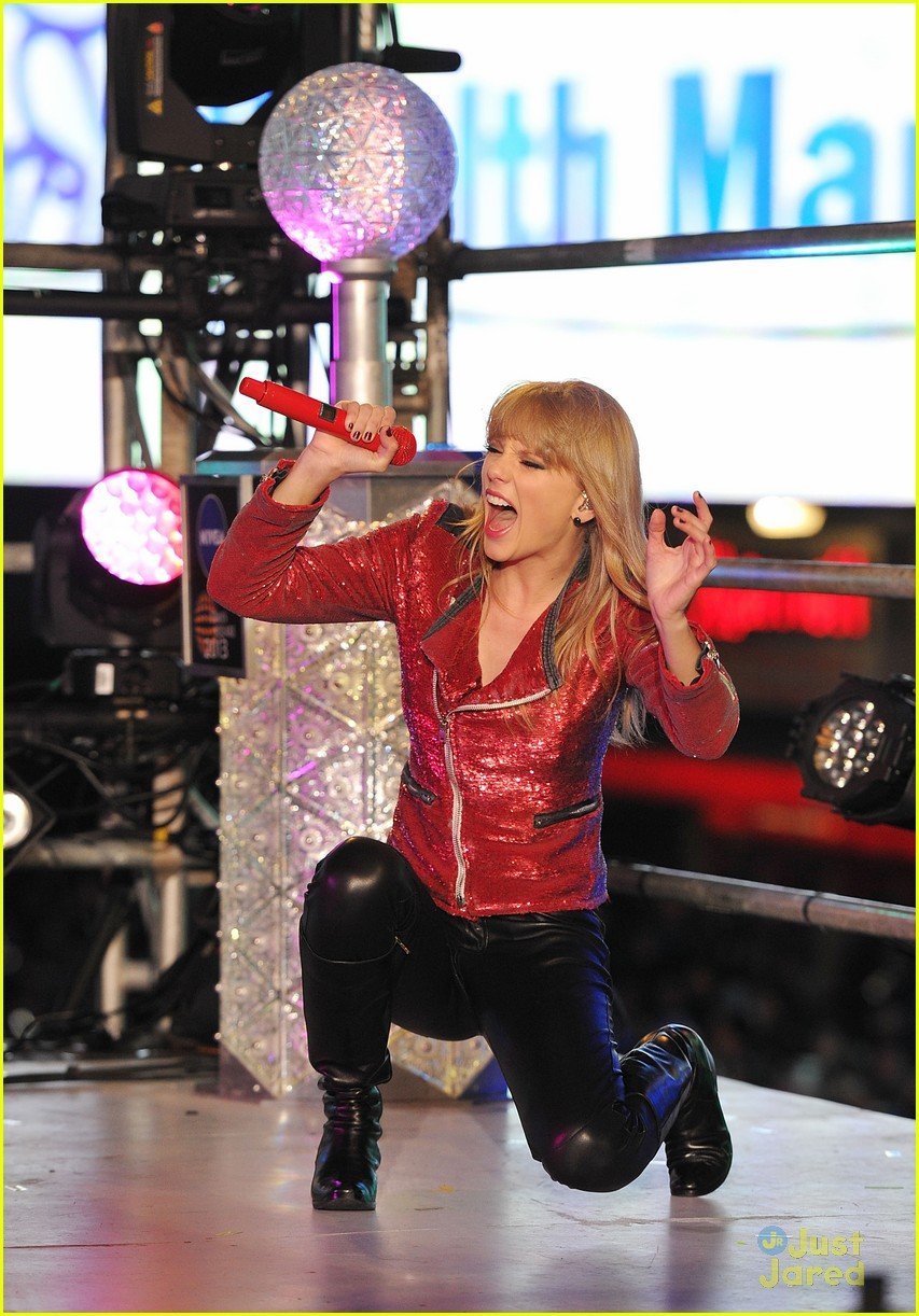 Taylor Swift Performs in Times Square on New Year's Eve! | Photo 520794 ...