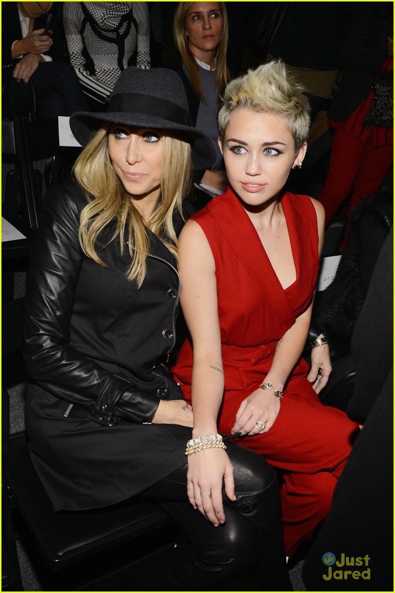 Miley Cyrus: Front Row for Rachel Zoe Show! | Photo 536457 - Photo ...