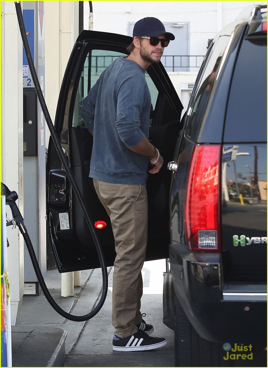 Liam Hemsworth: Gas Station Stop | Photo 538466 - Photo Gallery | Just ...