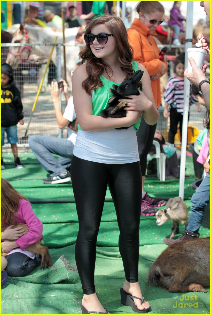 Ariel Winter: Bunny Kisses at Farmer's Market | Photo 546143 - Photo ...