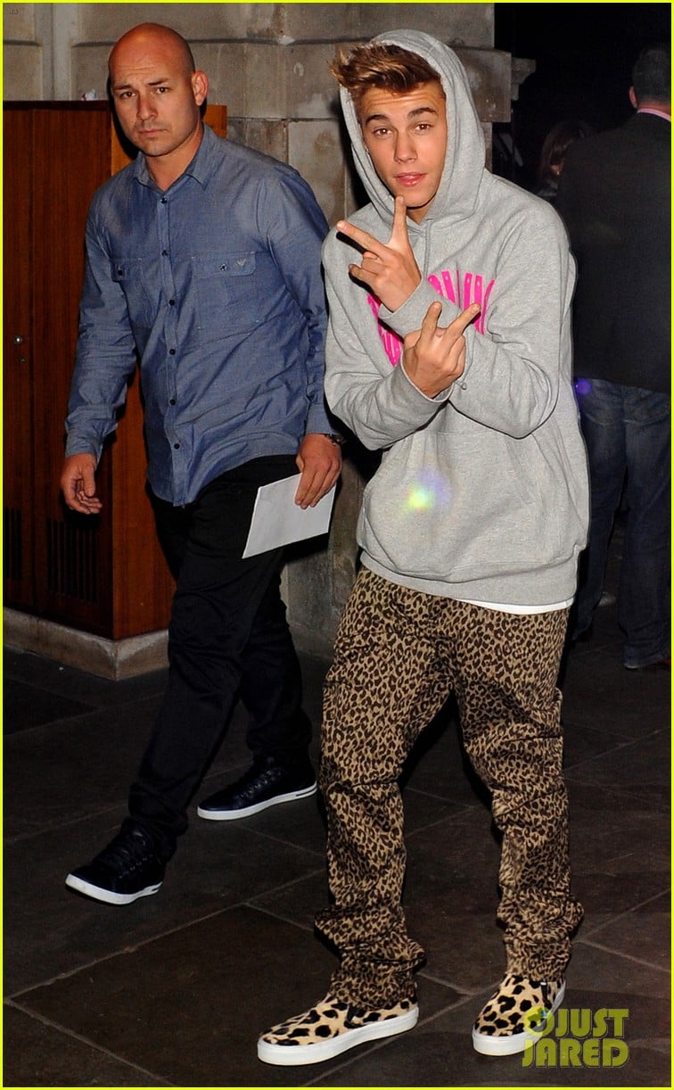 Justin Bieber: Post-Show Peace Signs | Photo 542447 - Photo Gallery ...