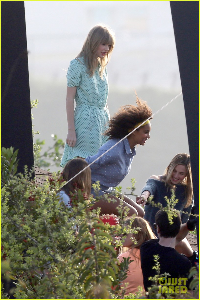 Taylor Swift: Rooftop Photoshoot Fun! | Photo 546037 - Photo Gallery ...