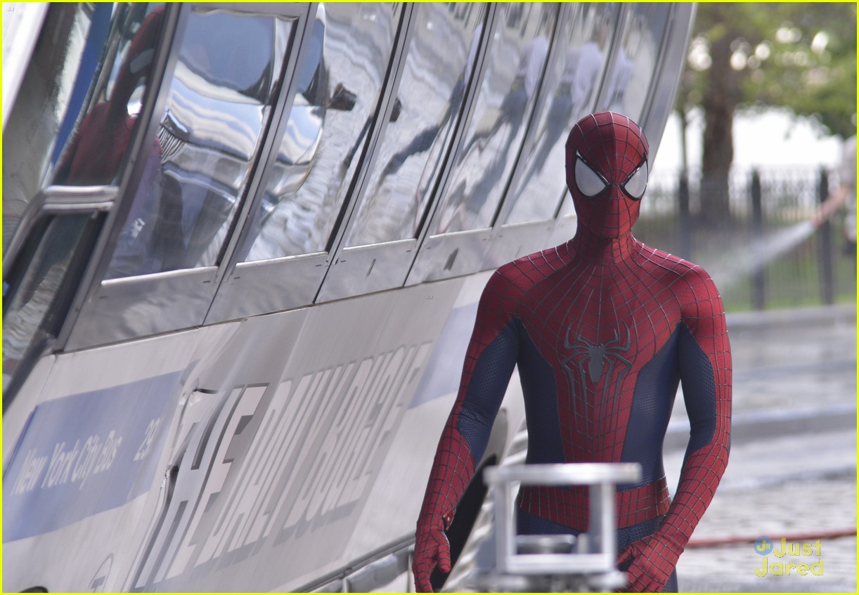 Andrew Garfield: Bus Rescue on 'Spider-Man' Set | Photo 560460 - Photo ...