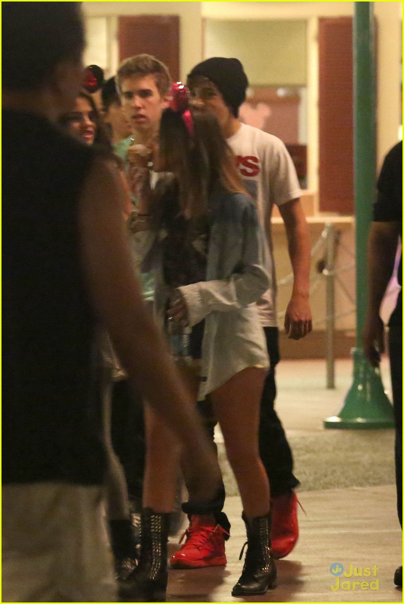 Selena Gomez & Austin Mahone: Disneyland Fun with Emblem3! | Photo ...