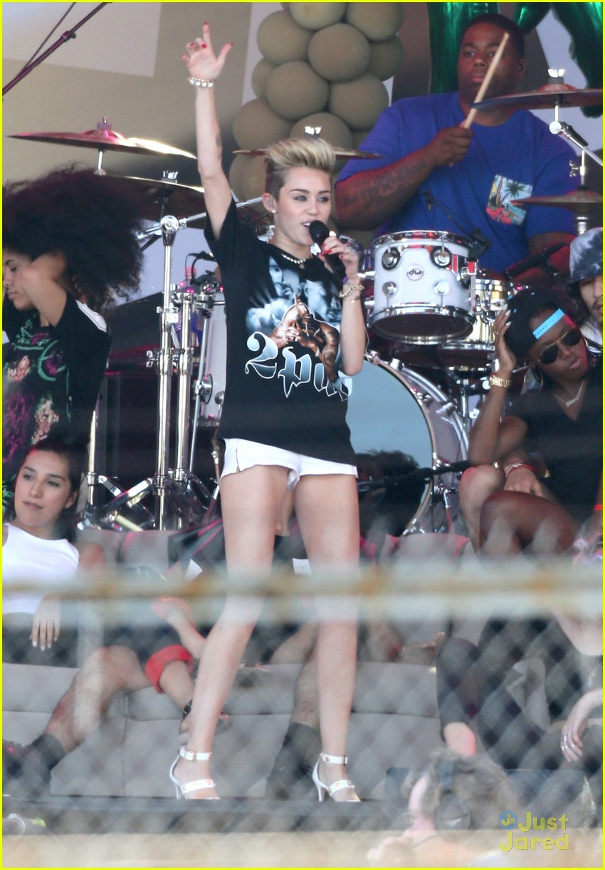 Miley Cyrus: VEVO Record Breaker! | Photo 572332 - Photo Gallery | Just ...