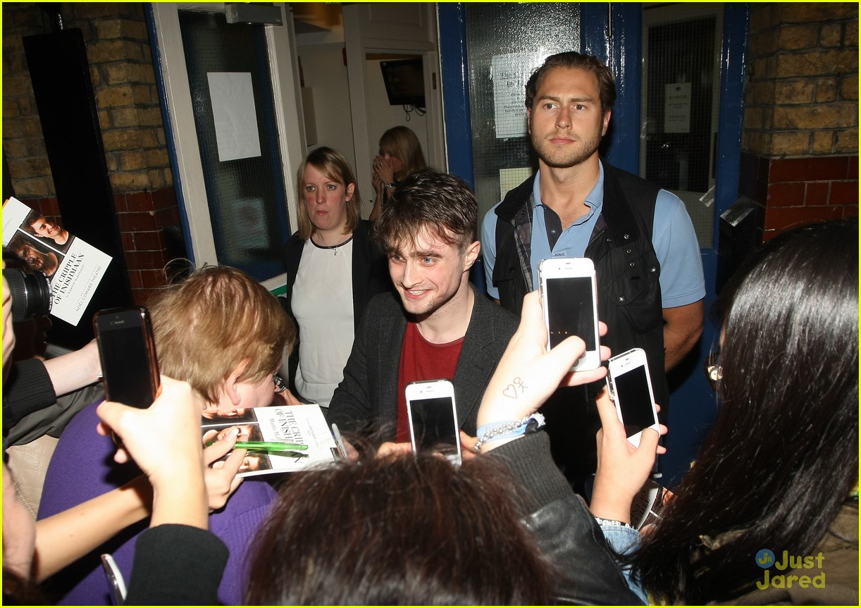 Daniel Radcliffe: Fan Friendly in London! | Photo 572163 - Photo ...