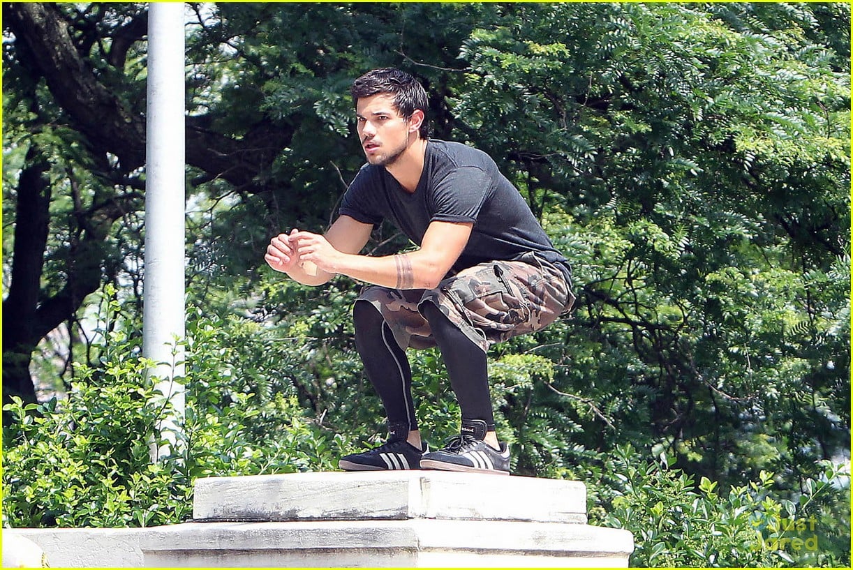 Taylor Lautner: 'Tracers' Bike Ride in NYC | Photo 570101 - Photo ...