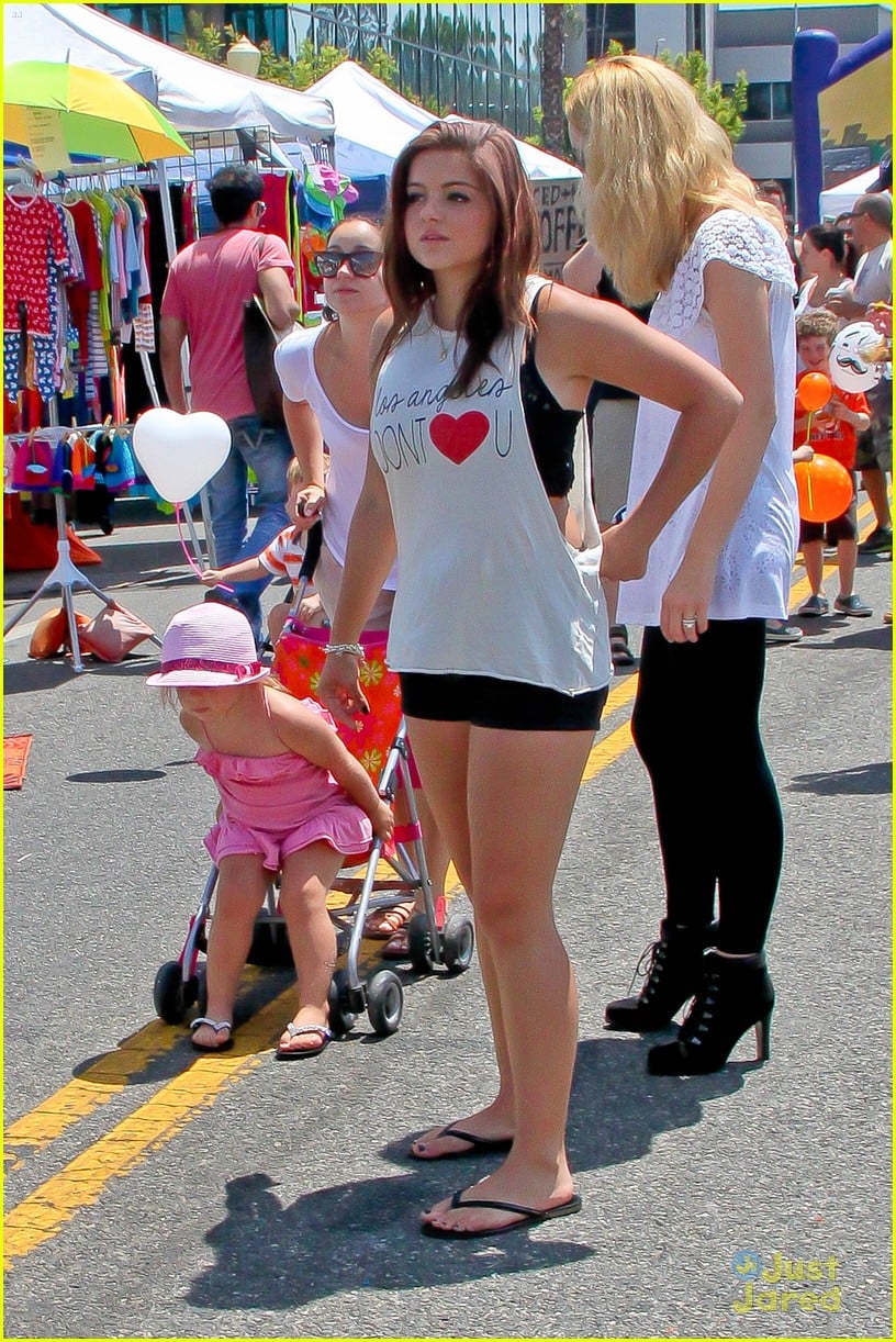 Ariel Winter Sits in Stroller at Farmer's Market | Photo 582028 - Photo ...