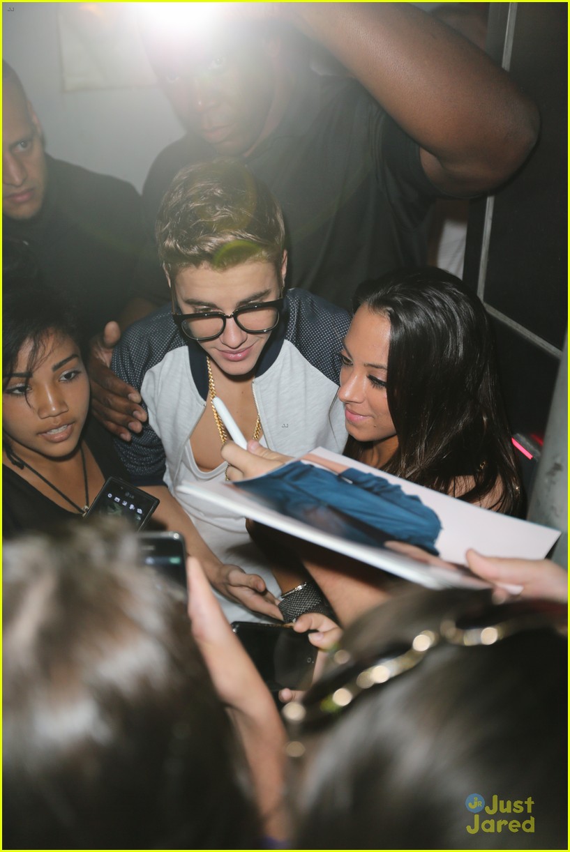 Justin Bieber Greets Fans in NYC | Photo 582272 - Photo Gallery | Just ...