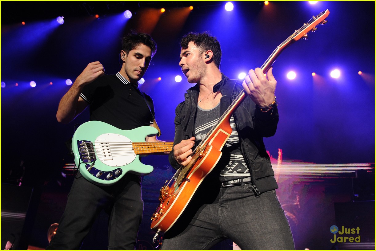 Jonas Brothers: Boston Concert Pics! | Photo 579981 - Photo Gallery ...