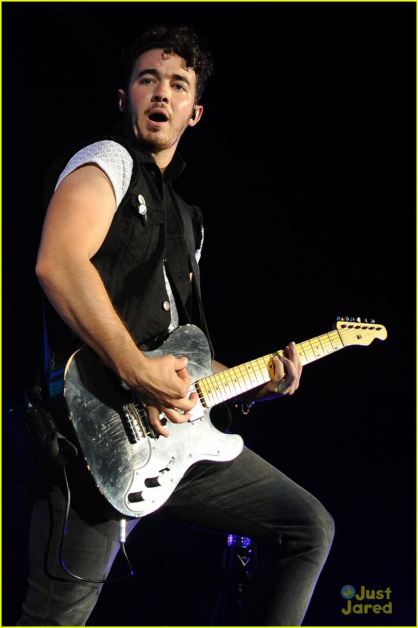 Jonas Brothers: Tampa Performance Pics! | Photo 584271 - Photo Gallery ...