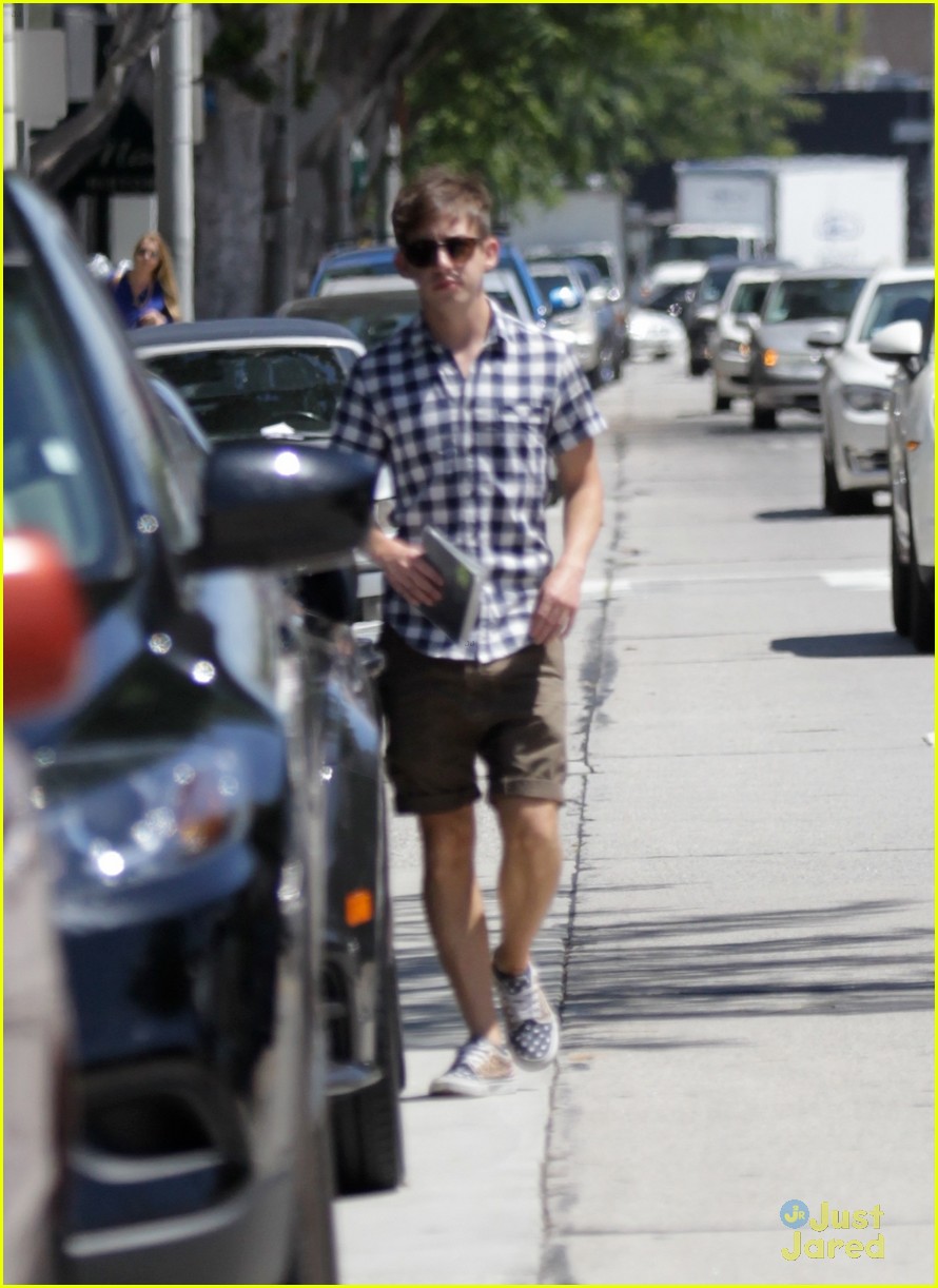 Kevin McHale: Furniture Shopping with Friend | Photo 592777 - Photo ...