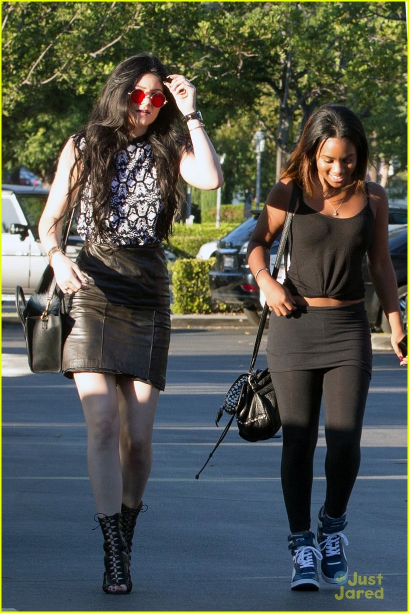 Kylie Jenner: Calabasas Commons Dinner | Photo 592127 - Photo Gallery ...
