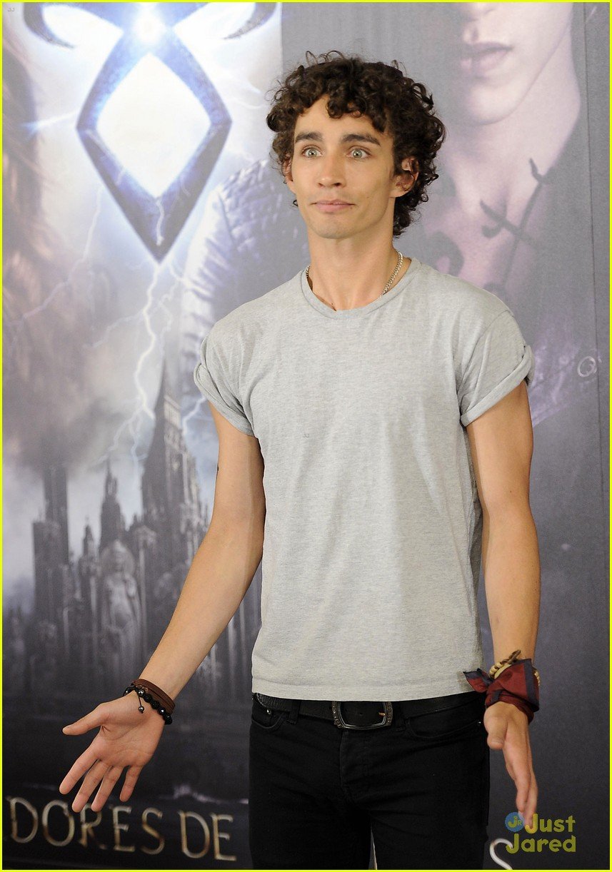 Lily Collins & Robert Sheehan: 'Mortal Instruments' Madrid Premiere ...