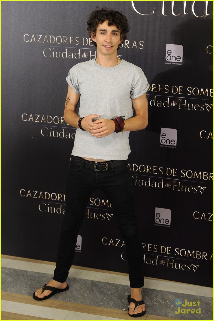 Lily Collins & Robert Sheehan: 'Mortal Instruments' Madrid Premiere ...