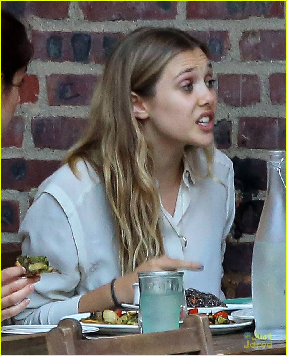 Elizabeth Olsen Rides the NYC Subway! | Photo 594263 - Photo Gallery ...