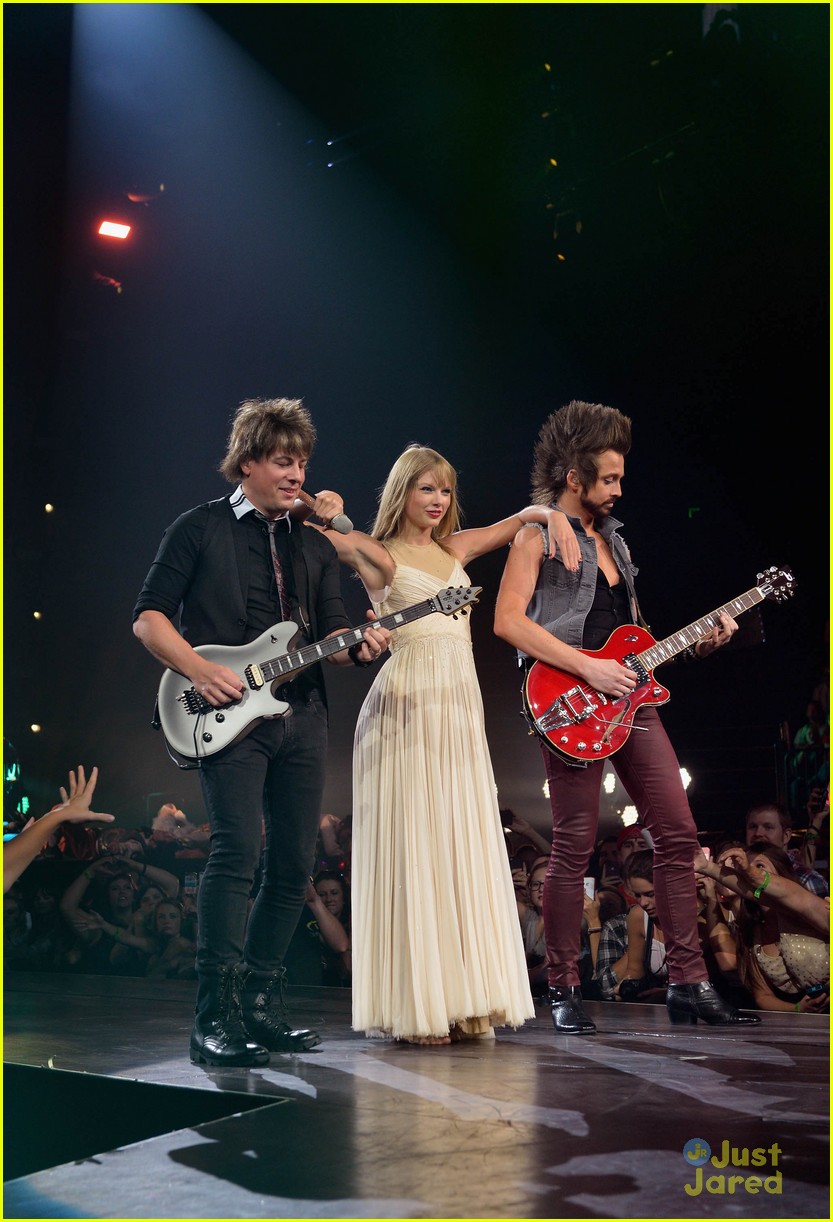 Taylor Swift & Rascal Flatts: 'What Hurts The Most' on RED Tour in ...