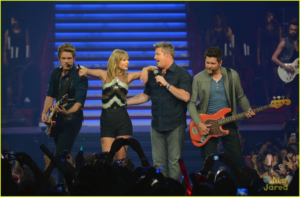 Taylor Swift & Rascal Flatts: 'What Hurts The Most' on RED Tour in ...