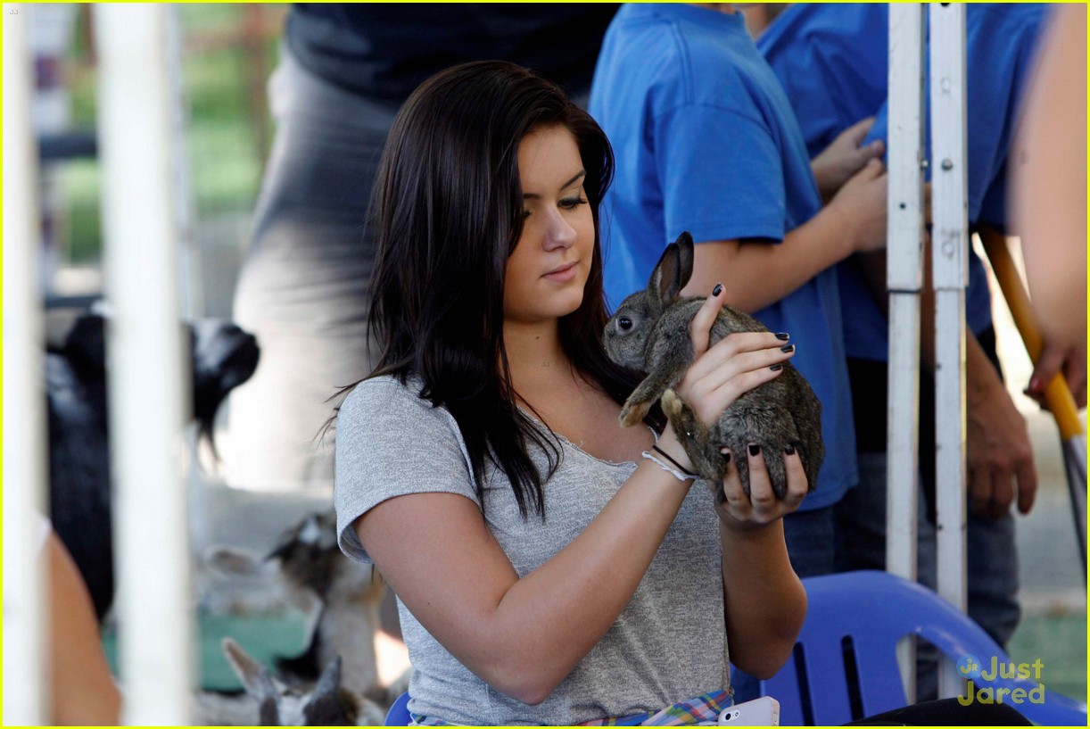Ariel Winter: Petting Zoo Stop at Farmer's Market | Photo 605678 ...