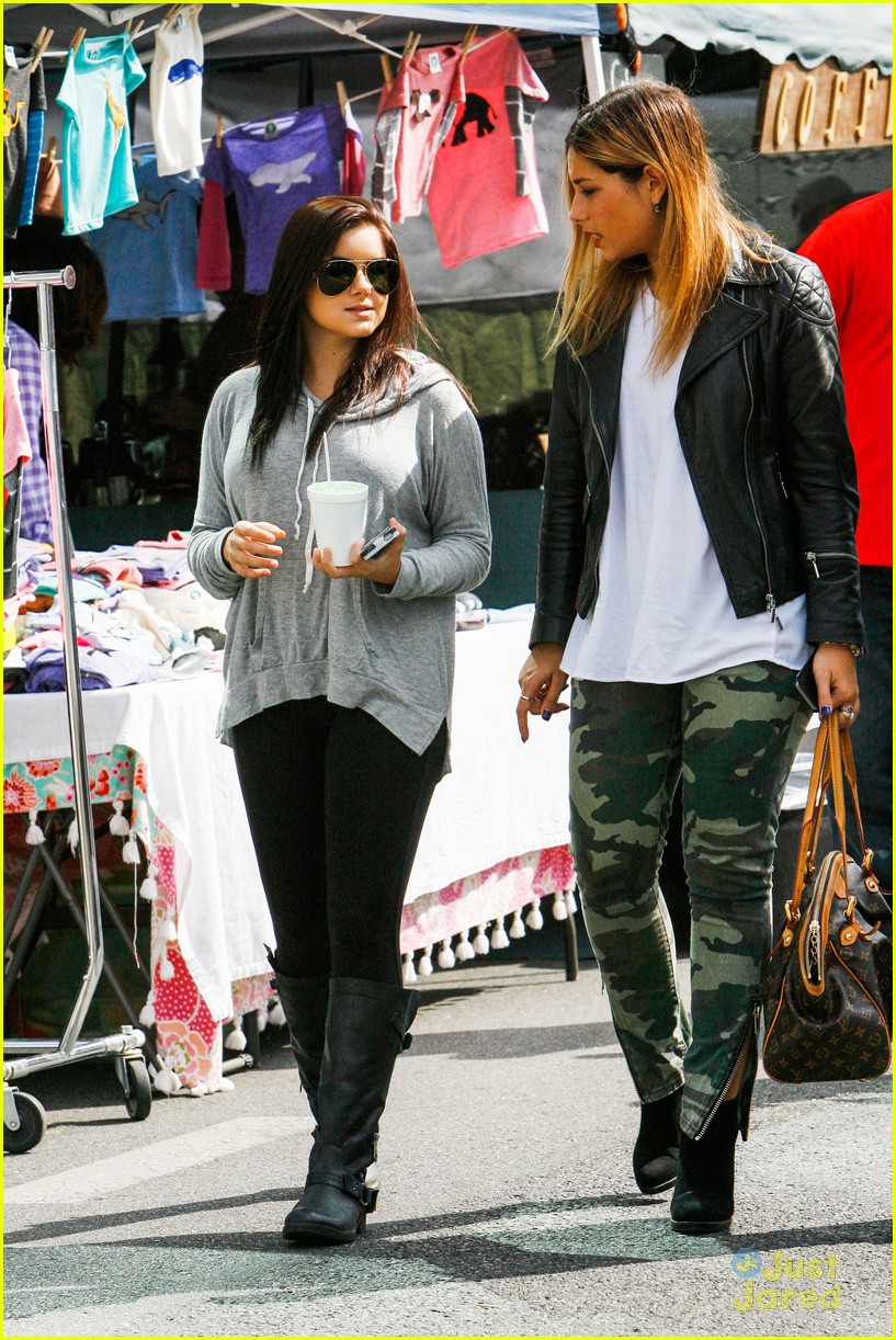 Ariel Winter Makes a Furry Friend at the Farmer's Market | Photo 607442 ...