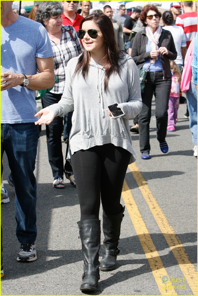 Ariel Winter Makes a Furry Friend at the Farmer's Market | Photo 607461 ...
