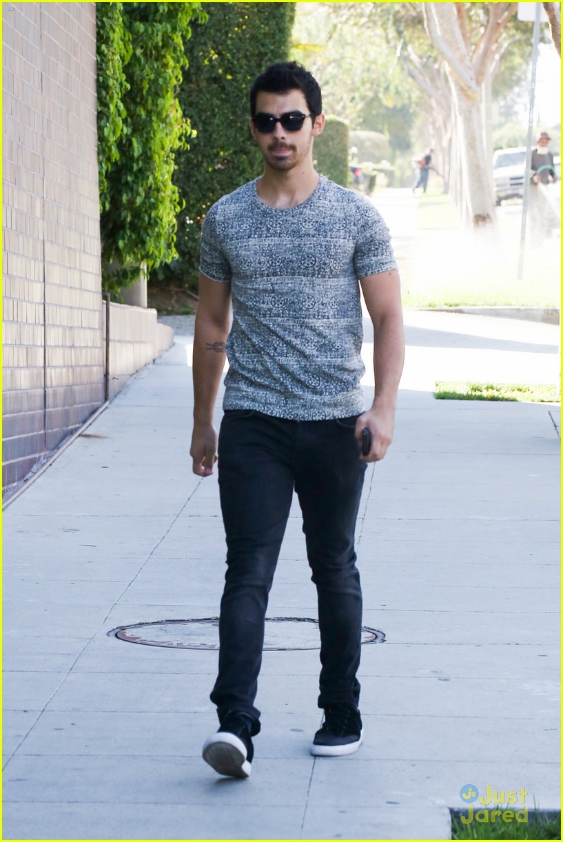 Joe Jonas: Friday Morning Walk | Photo 609234 - Photo Gallery | Just ...
