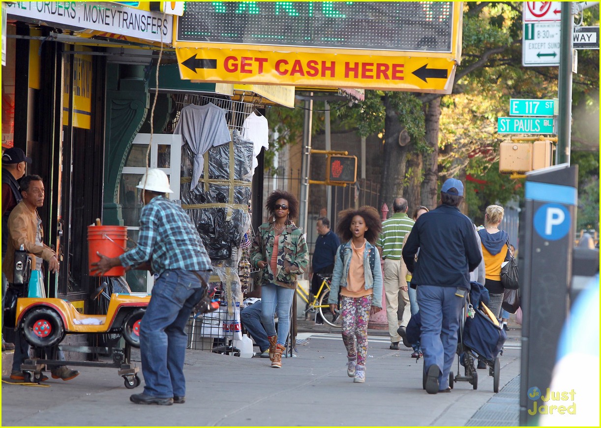 Quvenzhane Wallis: Piggy Back Ride on 'Annie' Set | Photo 604134 ...