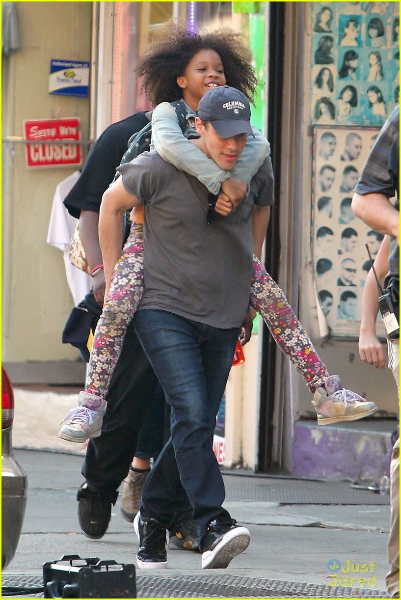 Quvenzhane Wallis: Piggy Back Ride on 'Annie' Set | Photo 604150 ...