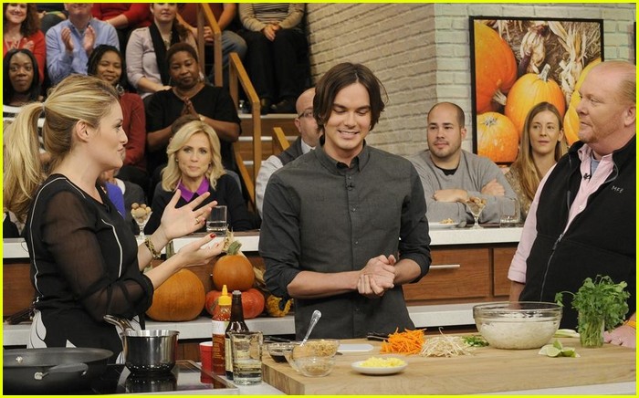 Tyler Blackburn Crushed on Sarah Michelle Gellar | Photo 610532 - Photo ...