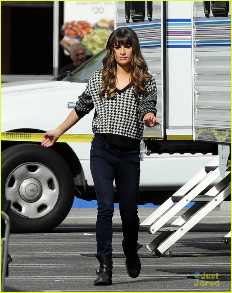 Lea Michele & Naya Rivera: Christmas Scenes for 'Glee'! | Photo 615396 - Photo Gallery | Just ...