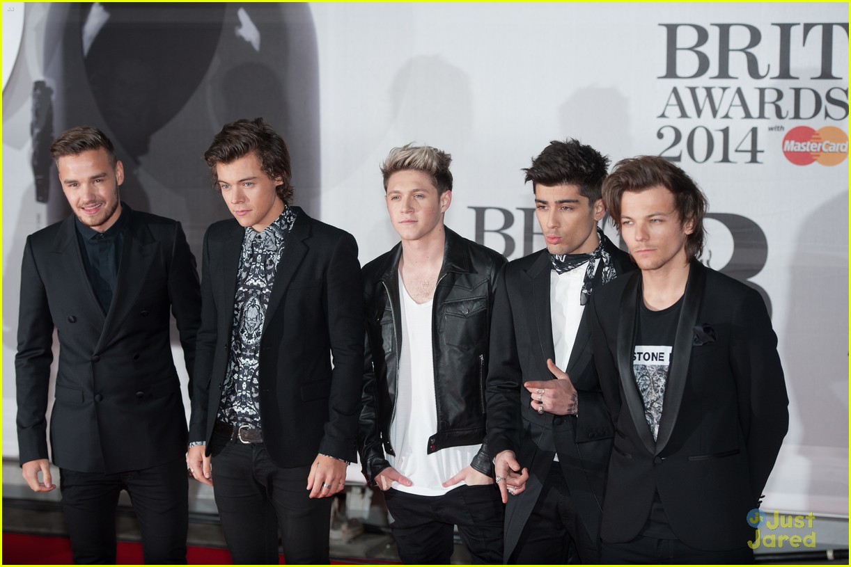 One Direction's Niall Horan Uses Crutches on Red Carpet at BRIT Awards 2014 | Photo 645295 ...