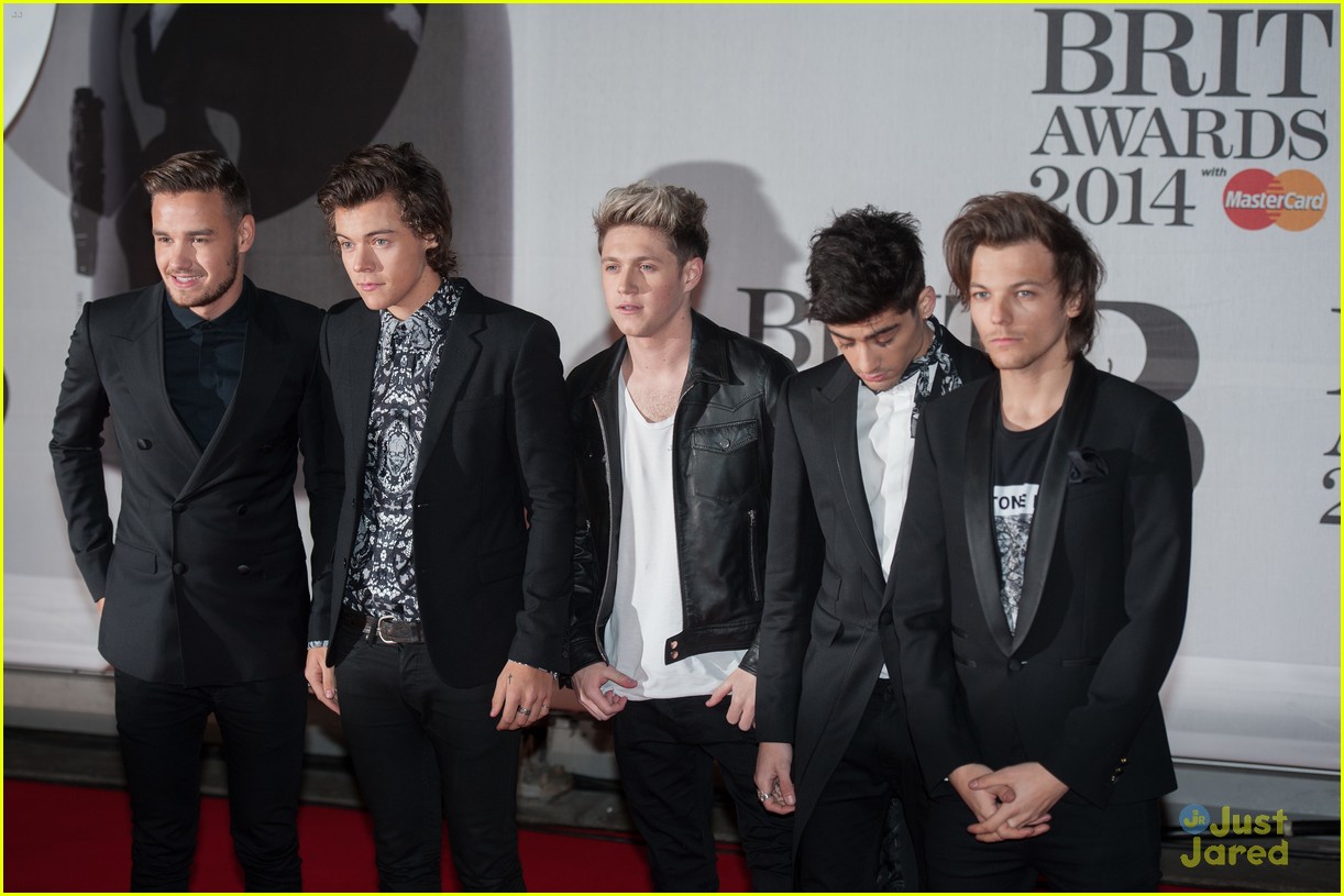 One Direction's Niall Horan Uses Crutches on Red Carpet at BRIT Awards ...