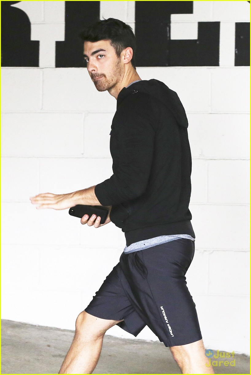 Joe Jonas Grabs Some Grub After Mid-Week Workout | Photo 645742 - Photo ...