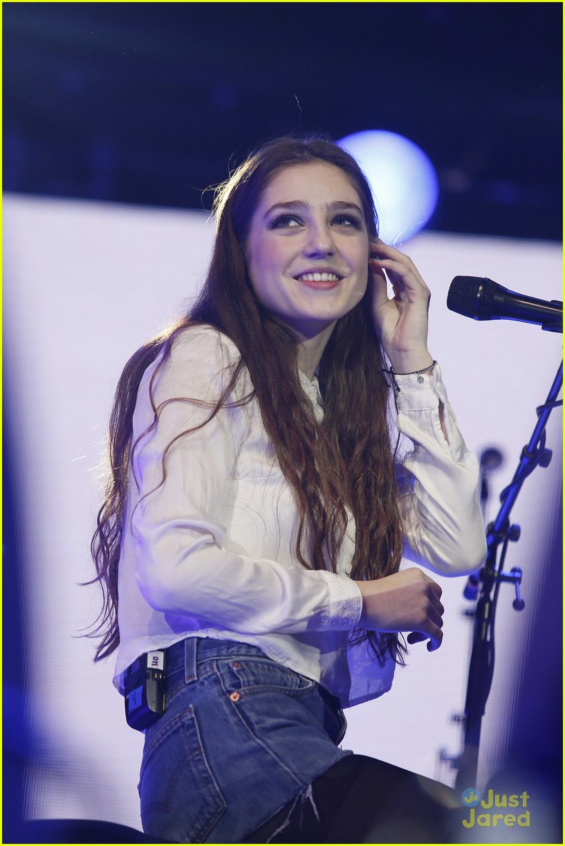 Birdy Horses Around With Ponies Before Her Big Performance! | Photo ...