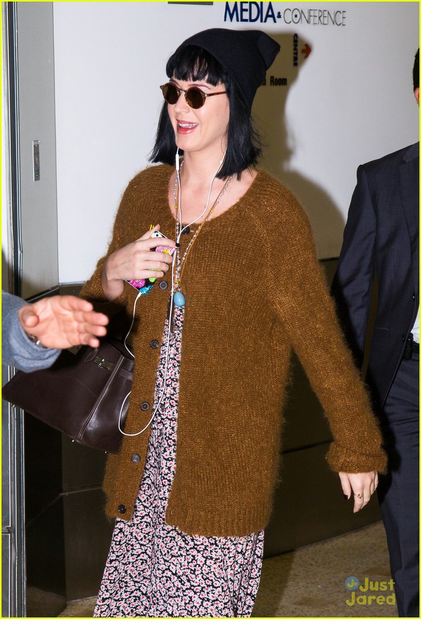 Katy Perry: Fan Photos After Arriving In Sydney | Photo 649053 - Photo ...