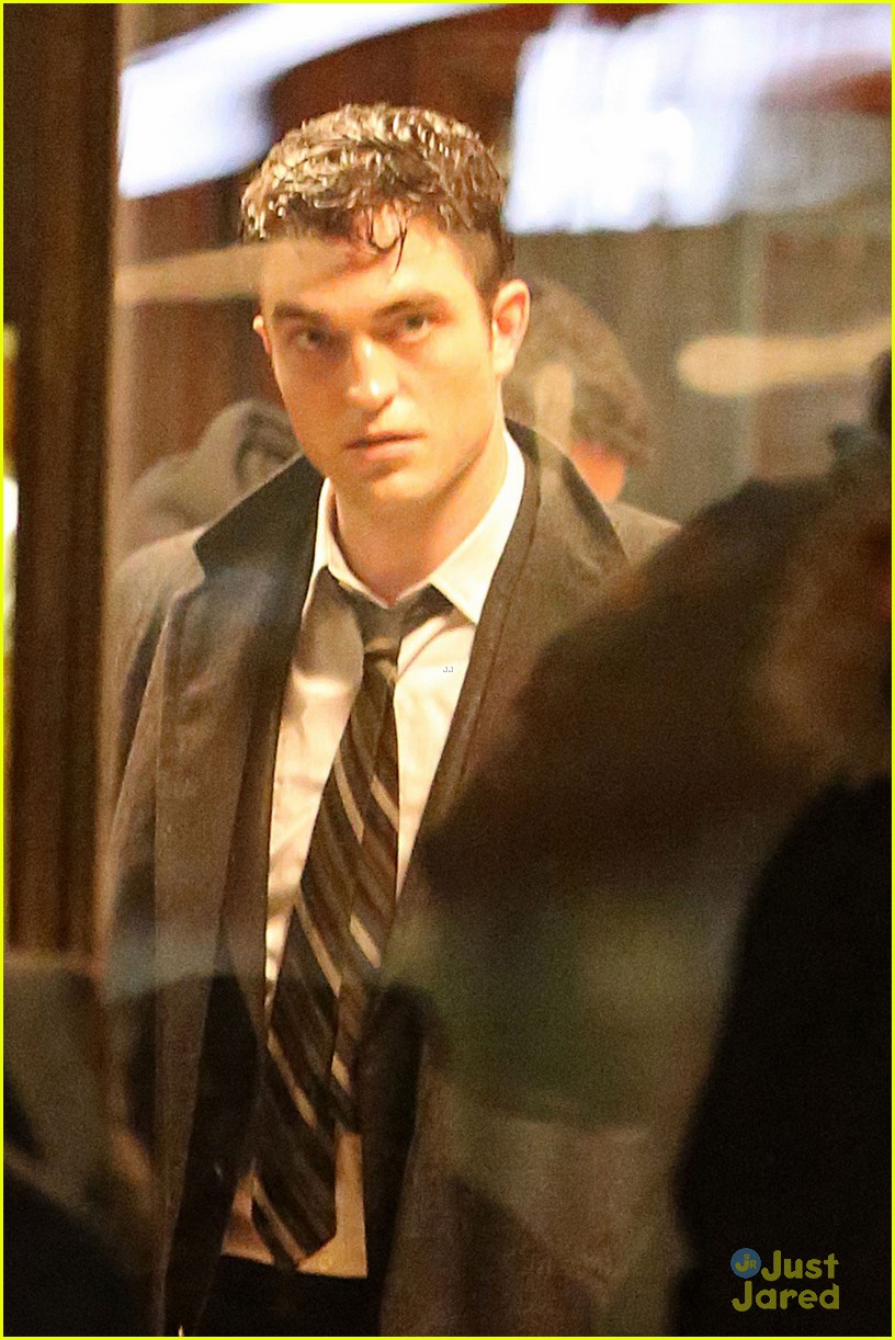 Robert Pattinson Gets Drenched on Rainy 'Life' Set | Photo 650241 ...